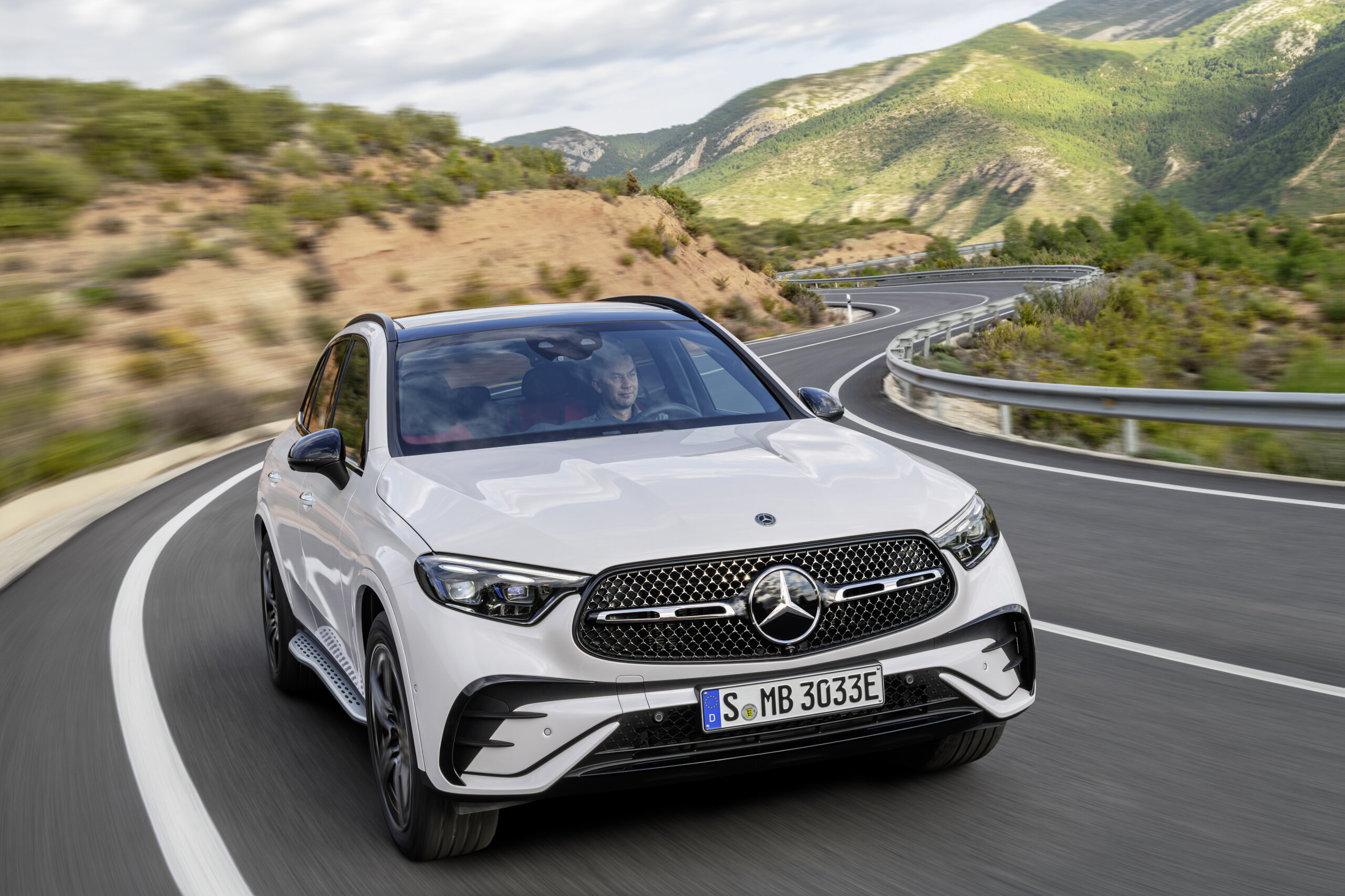Mercedes-Benz GLC 300 4MATIC AMG Line oferece visual mais esportivo e ...